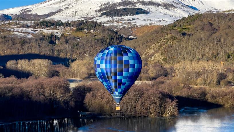 Auvergne Montgolfiere - Survol du Sancy sous la neige en Montgolfière