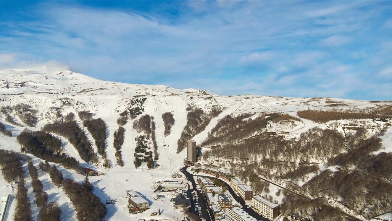 Super Besse vue du ciel, le téléphérique de la Perdrix et le Centre ...