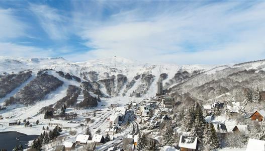 Super Besse vue du ciel, le téléphérique de la Perdrix et le Centre ...