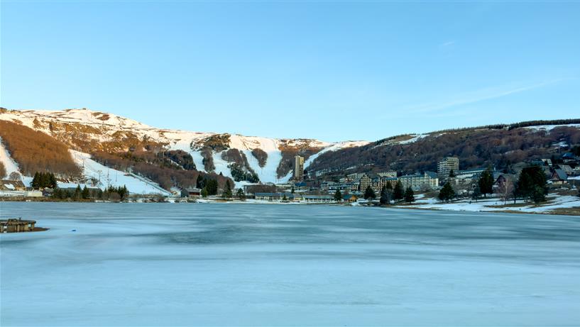 Lever de soleil hivernal sur le station de ski de Super Besse