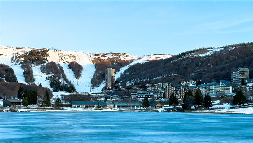 Lever de soleil hivernal sur le station de ski de Super Besse